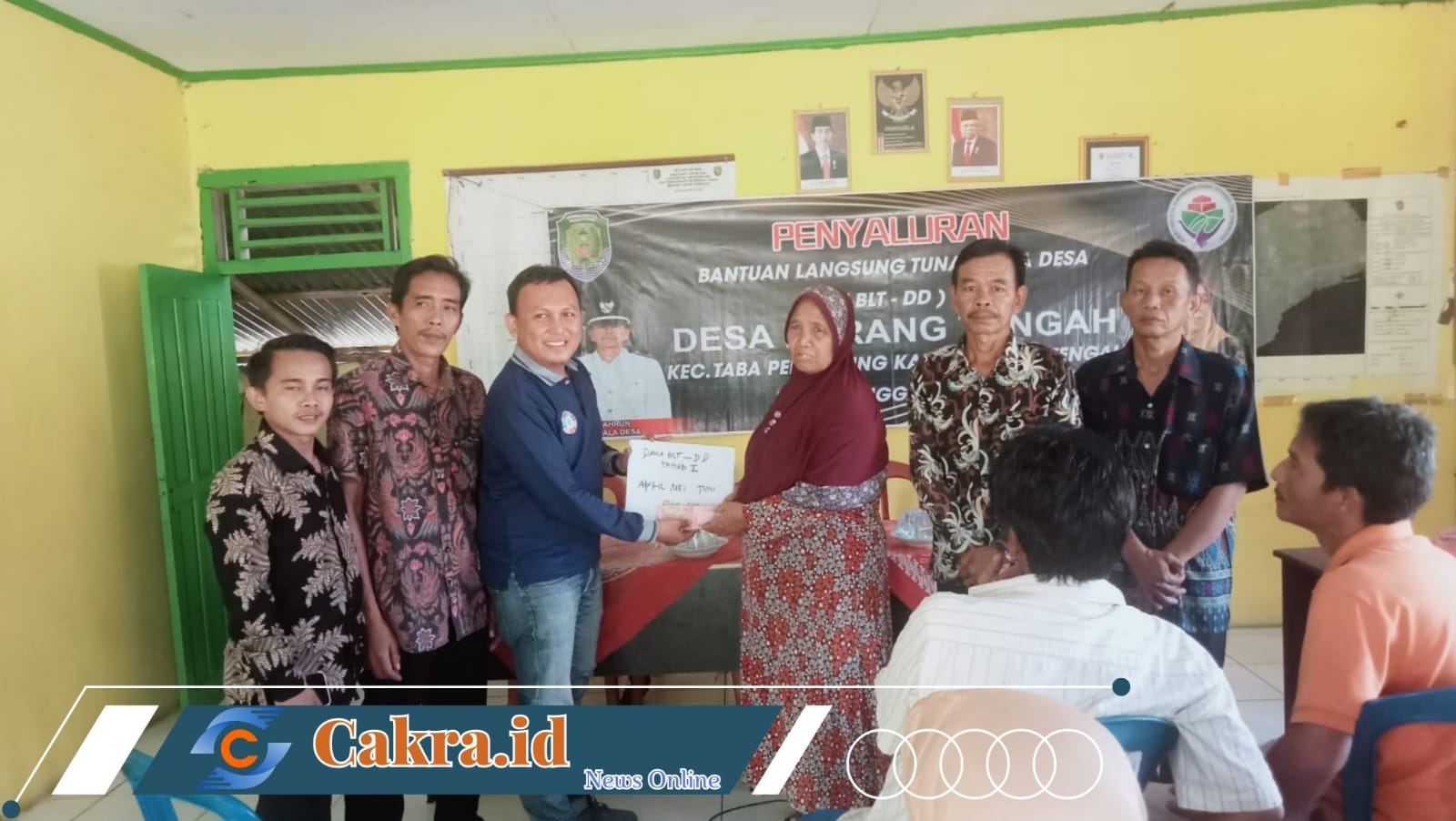 Pembagian Bantuan BLT Tahap II di Desa Karang Tengah Tahun Anggaran 2023. - Cakra