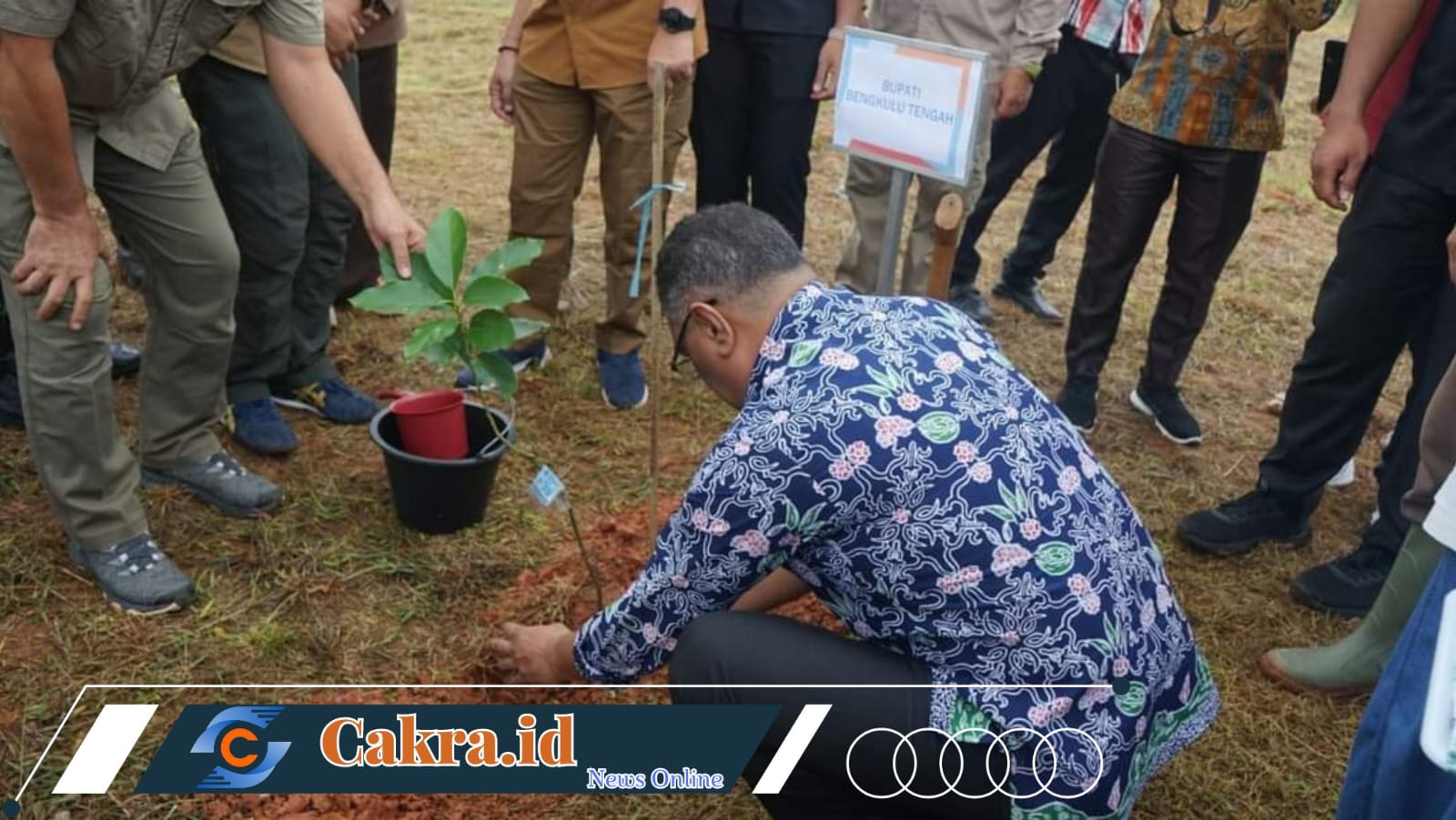 PENANAM POHON SERENTAK PEMKAB BENTENG DALAM PERINGATI HARI BAKTI RIMBAWAN DAN HARI SAMPAH SE ...